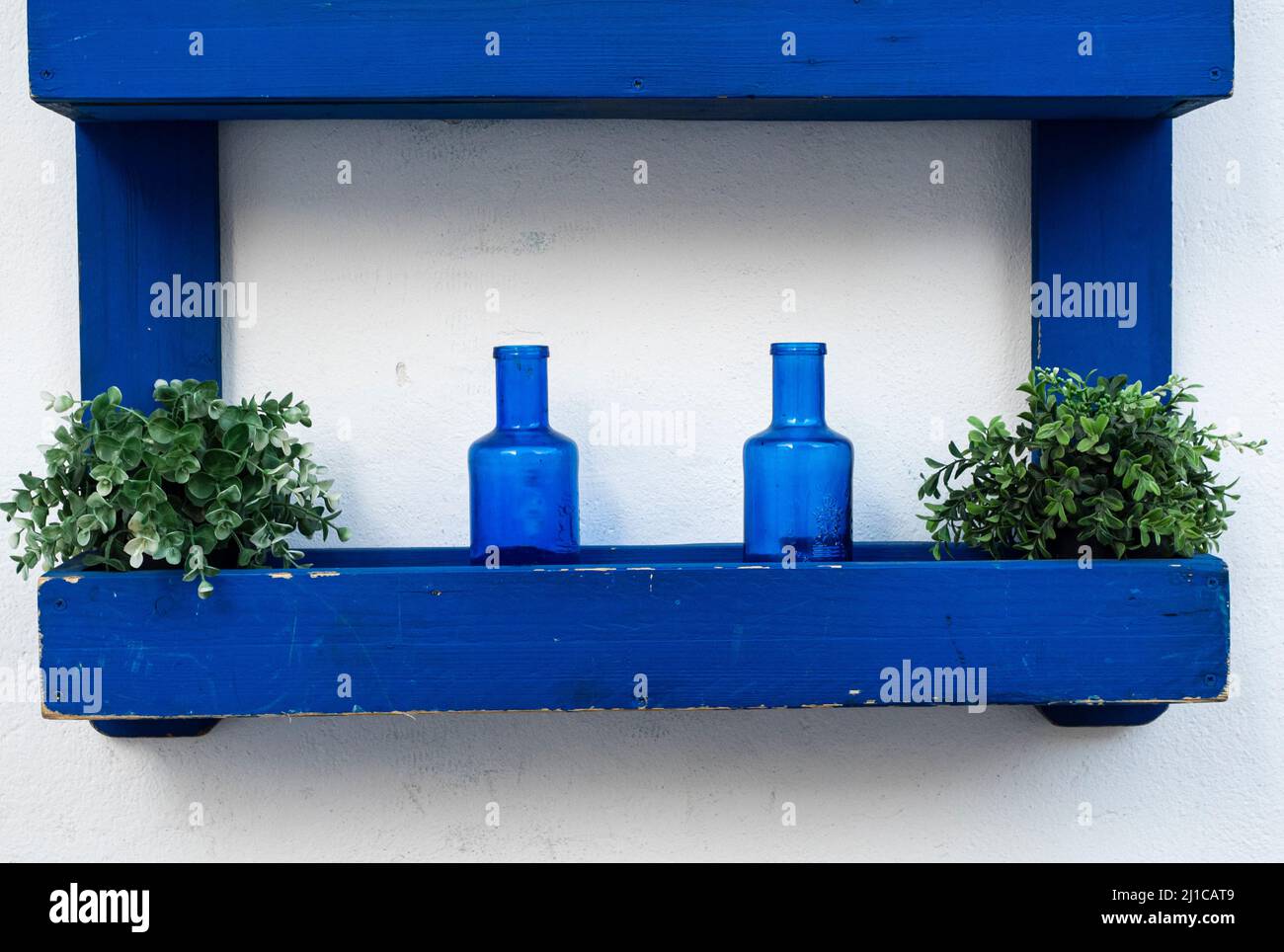 Blue bookcase hi-res stock photography and images - Alamy