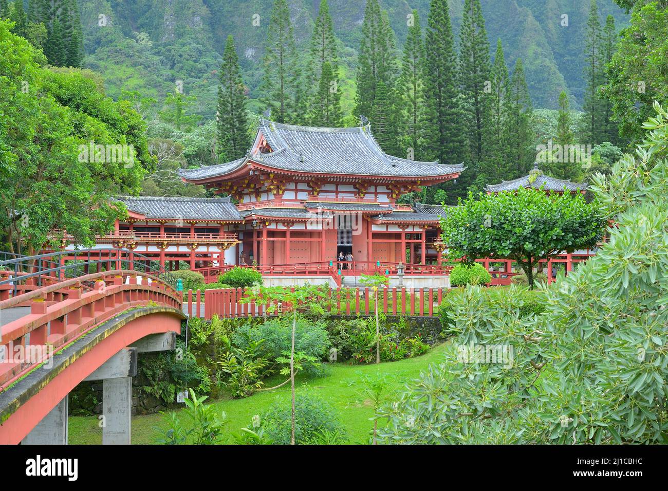 The scenic Byodo-In temple near renowned Honolulu, Oahu HI Stock Photo ...