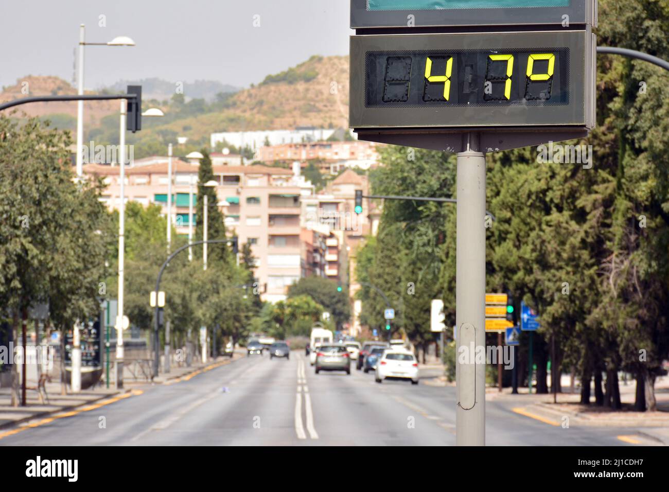 Termómetro callejero en una calle marcando 47 grados celsius Stock ...
