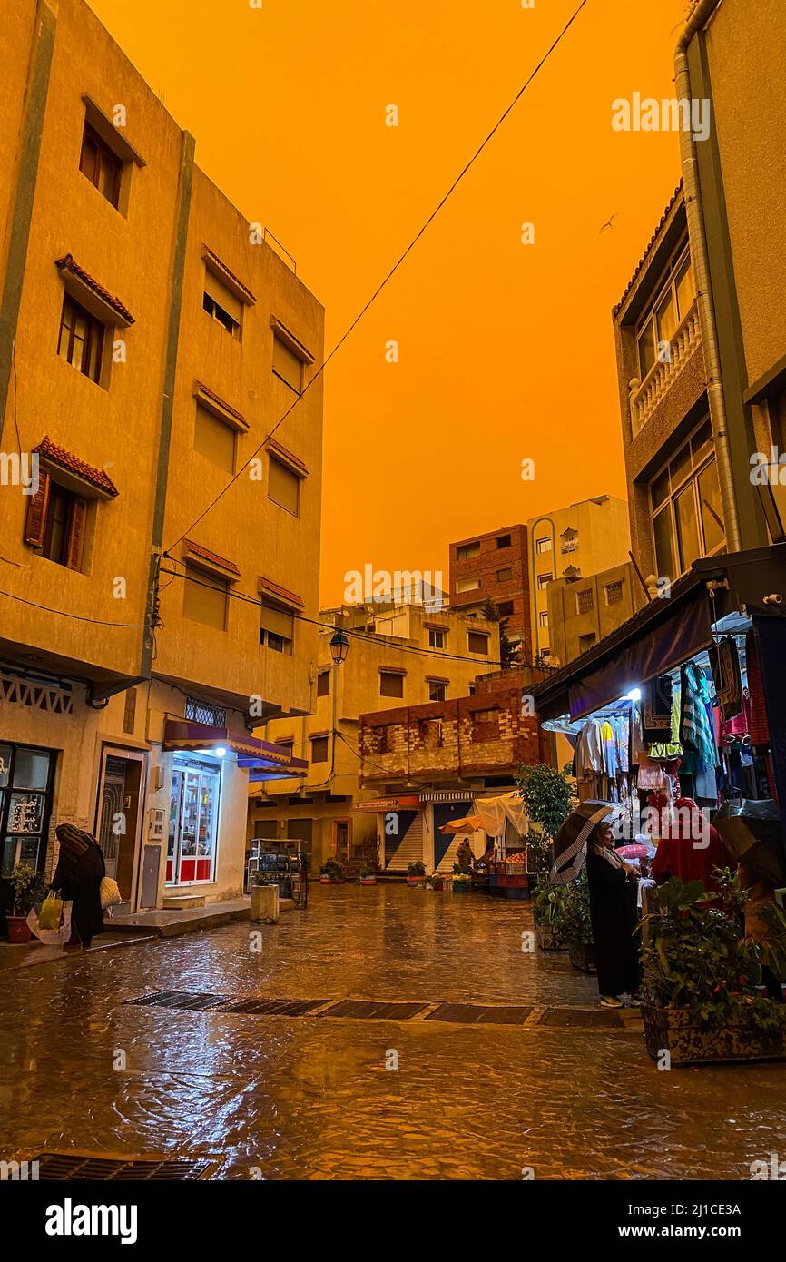 Sand storm red sky city hi-res stock photography and images - Alamy