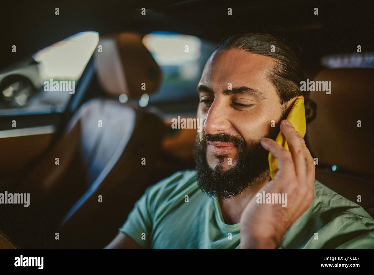Saudi man with mobile phone hi-res stock photography and images - Alamy