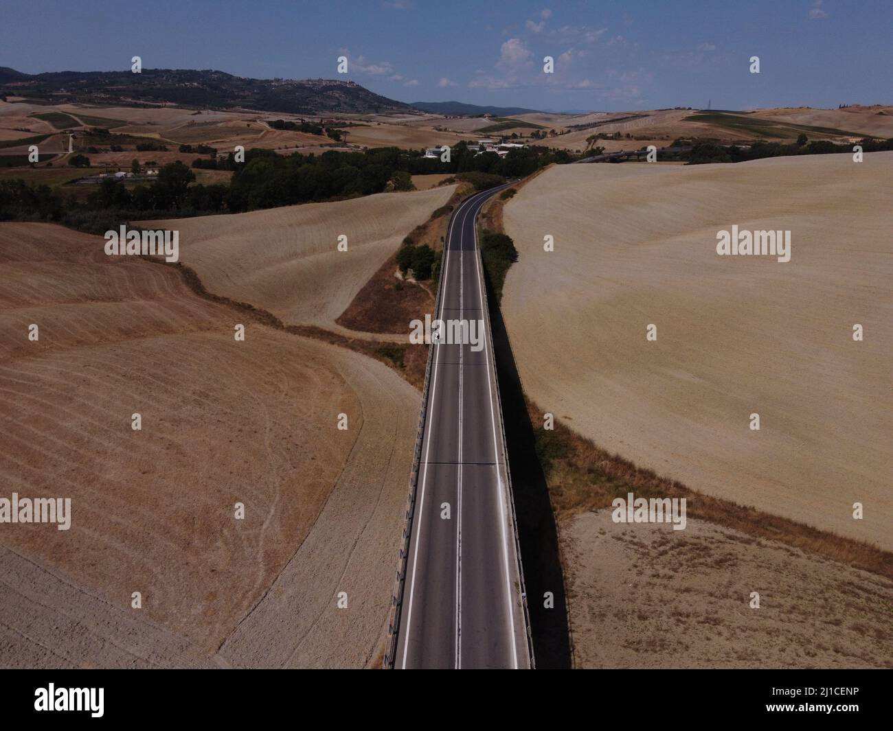 Highway through the mountains in italy hi-res stock photography and ...