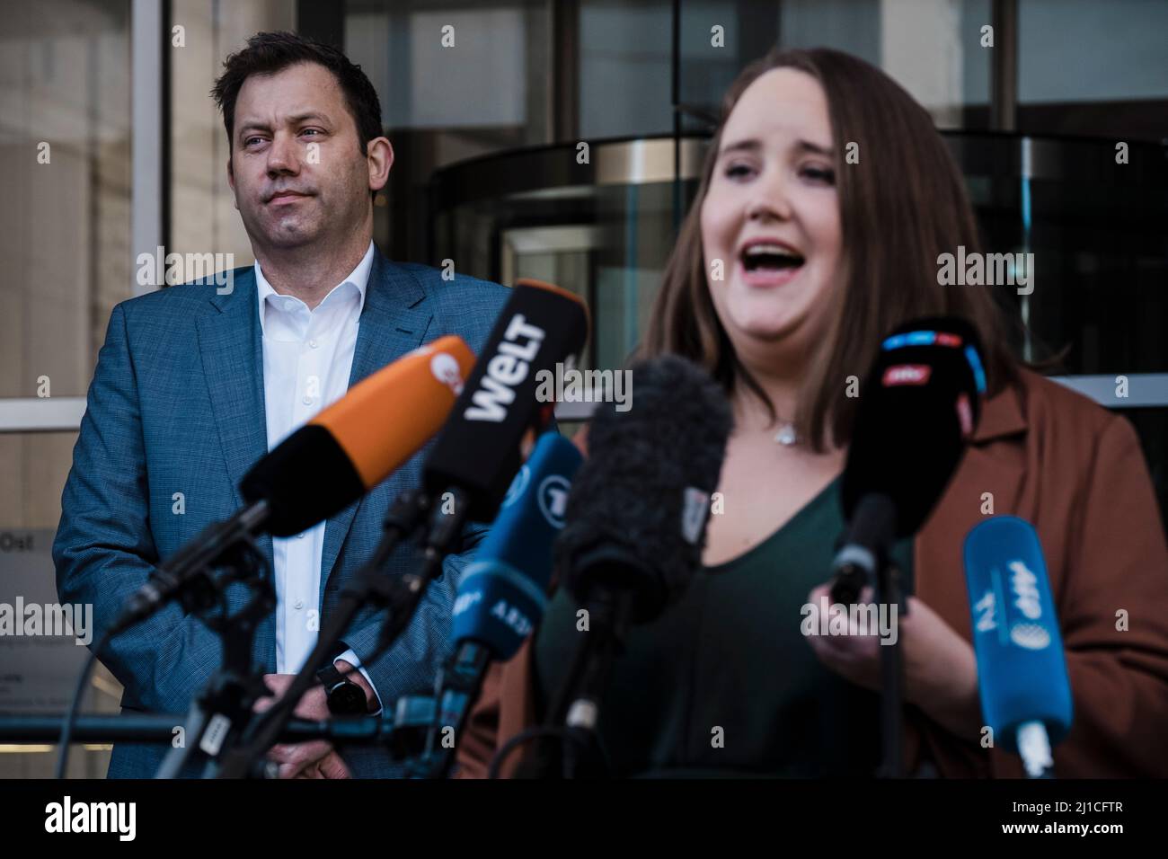 Leaders of the traffic light parties in front of the Reichstag in ...