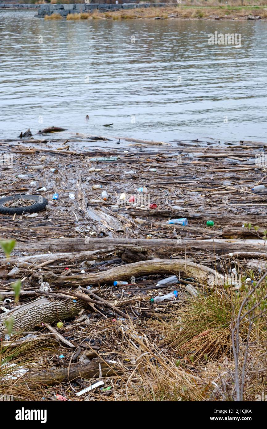 River of trash hi-res stock photography and images - Alamy