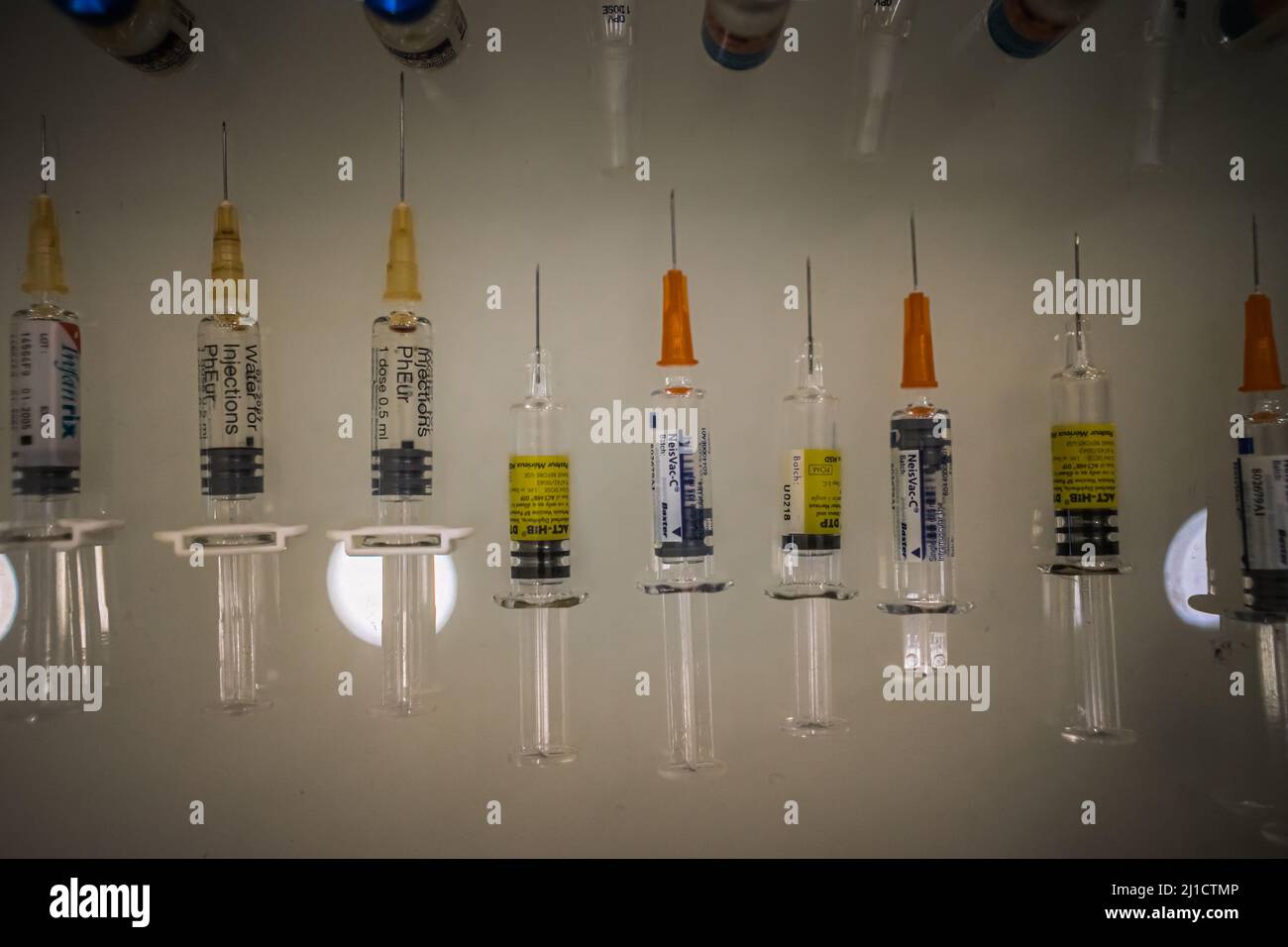 Dozens of syringes with needles Stock Photo - Alamy