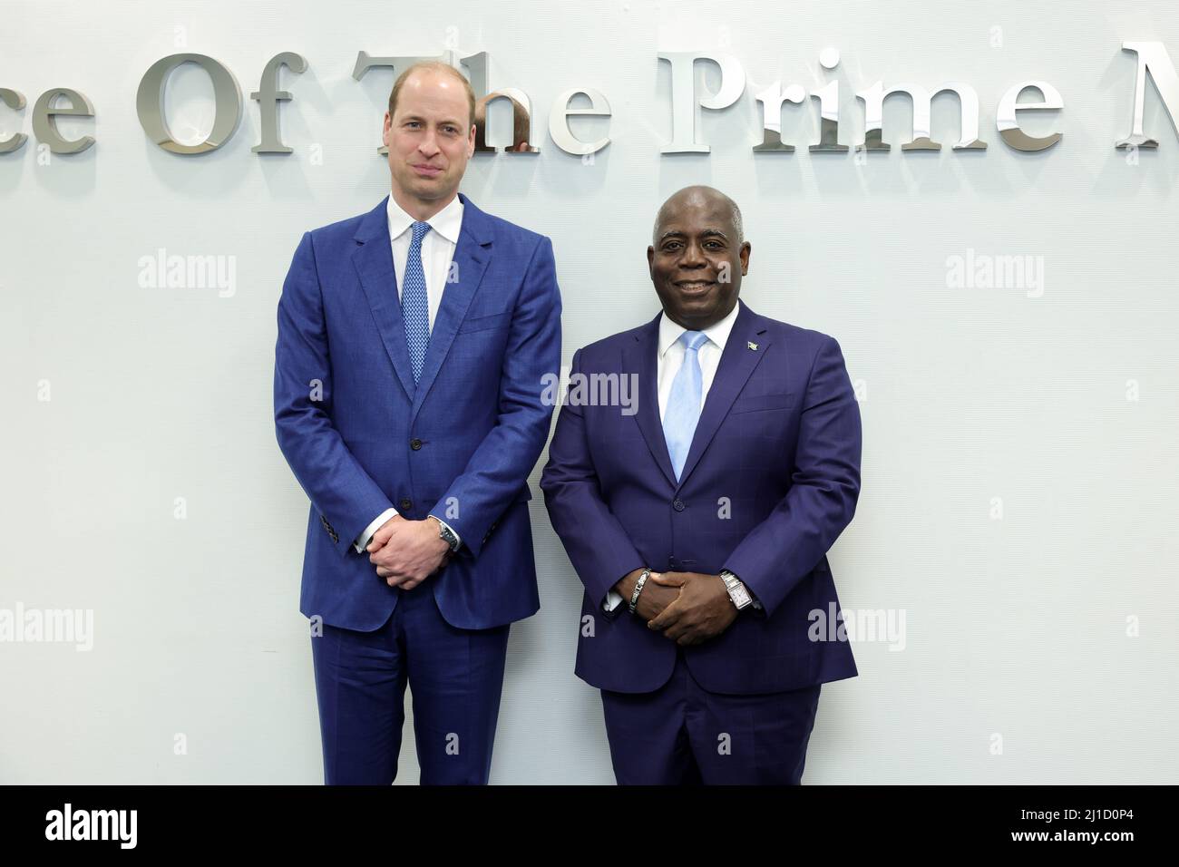 The Duke of Cambridge poses for a picture with the Prime Minister of ...