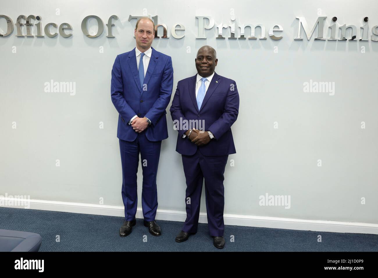 The Duke of Cambridge poses for a picture with the Prime Minister of ...