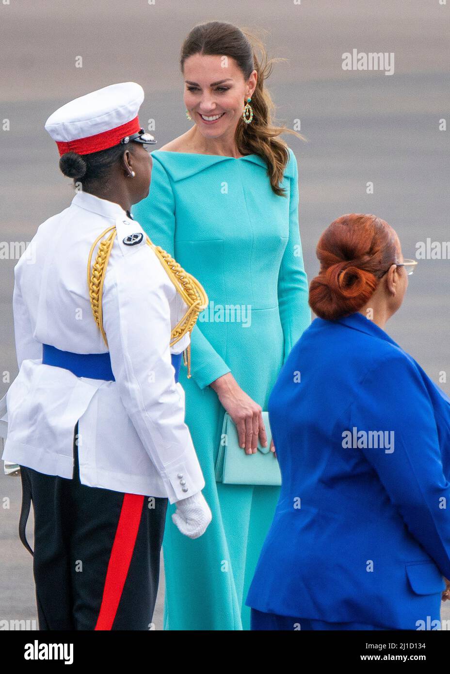 The Duke and Duchess of Cambridge arrive at Lynden Pindling ...