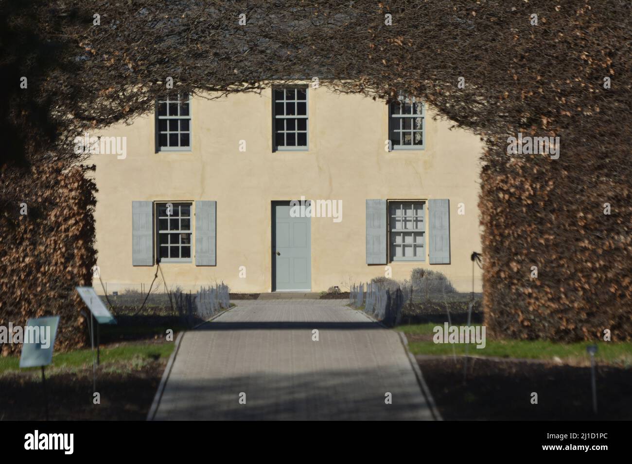 Gardeners cottage. Edinburgh Botanic gardens Stock Photo - Alamy