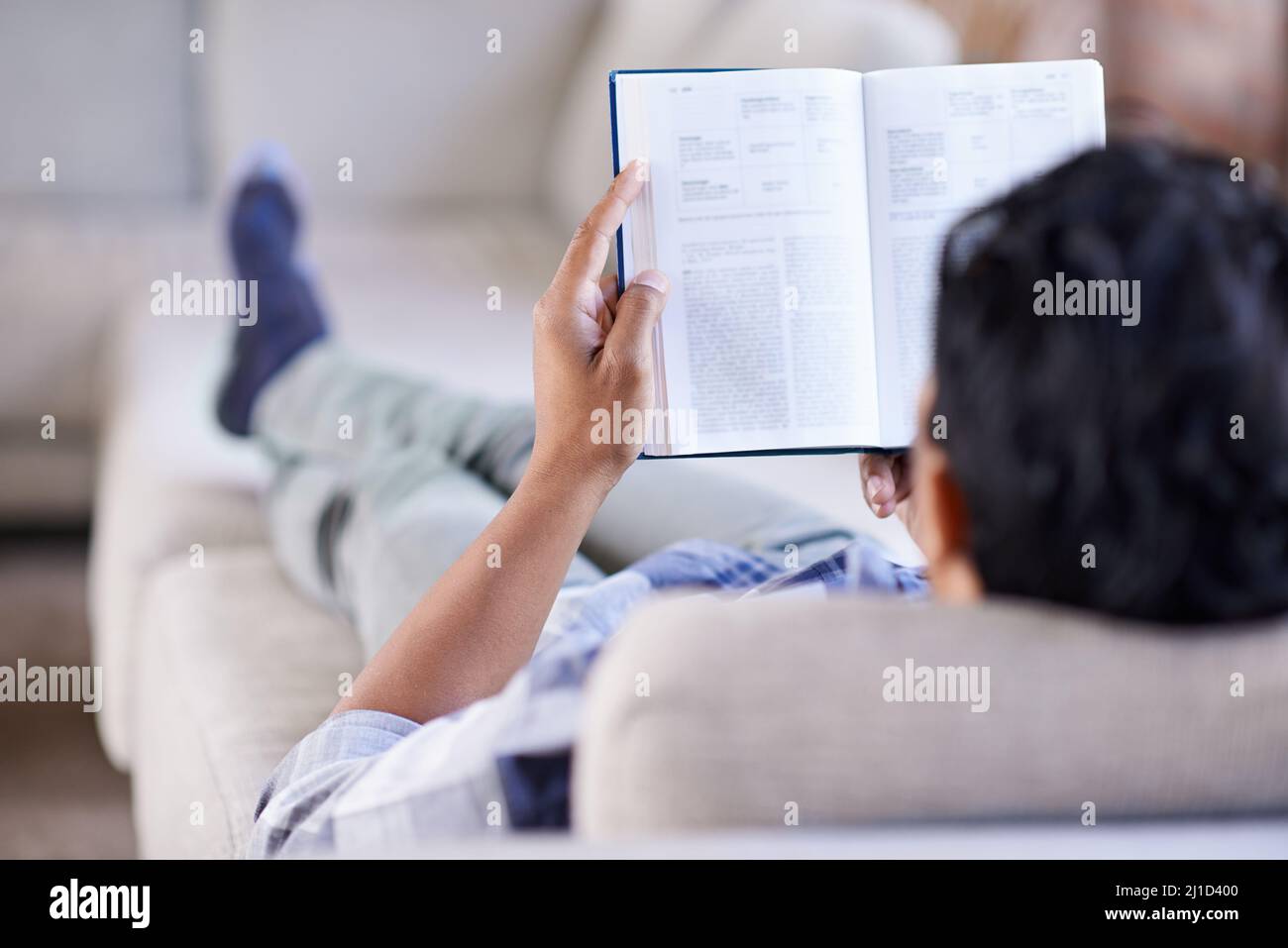 Guy reading hi-res stock photography and images - Alamy