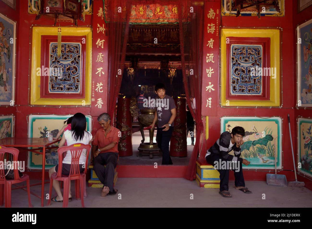 People at the entrance of Tri Darma Chandra Nadi (Soei Goeat Kiong ...