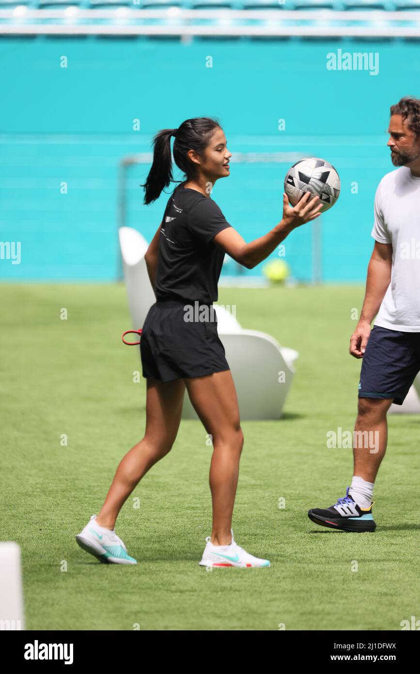 MIAMI GARDENS, FLORIDA - MARCH 24: Emma Raducanu on day 4 of the Miami ...