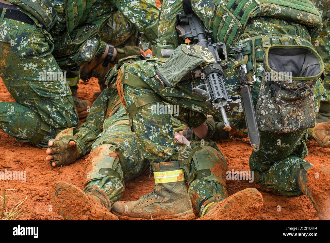 Taipei, Taiwan. 25th Mar, 2022. Soldiers rescue their colleagues from a ...