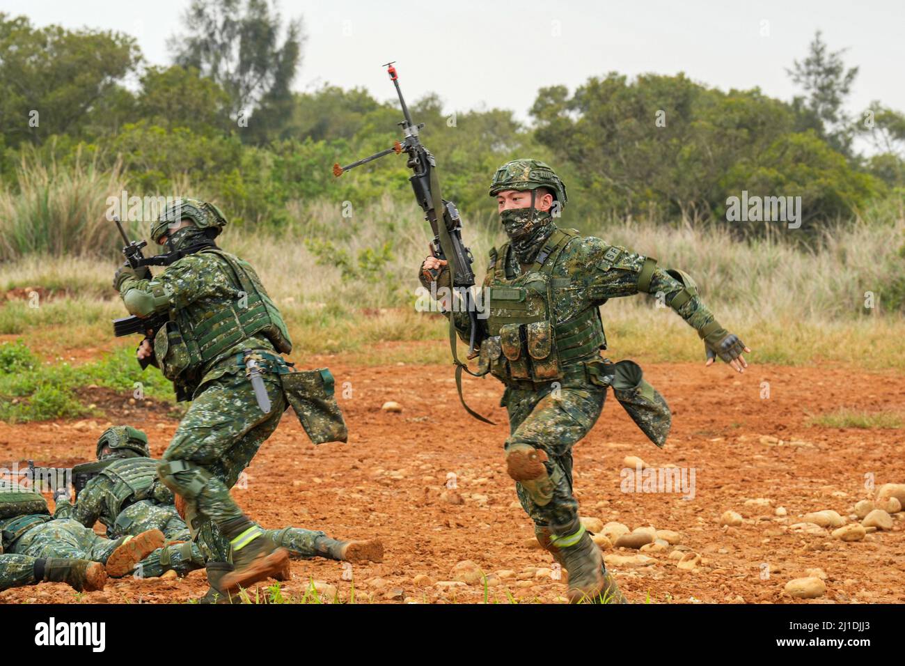 Taipei, Taiwan. 25th Mar, 2022. Soldiers seen running while holding ...