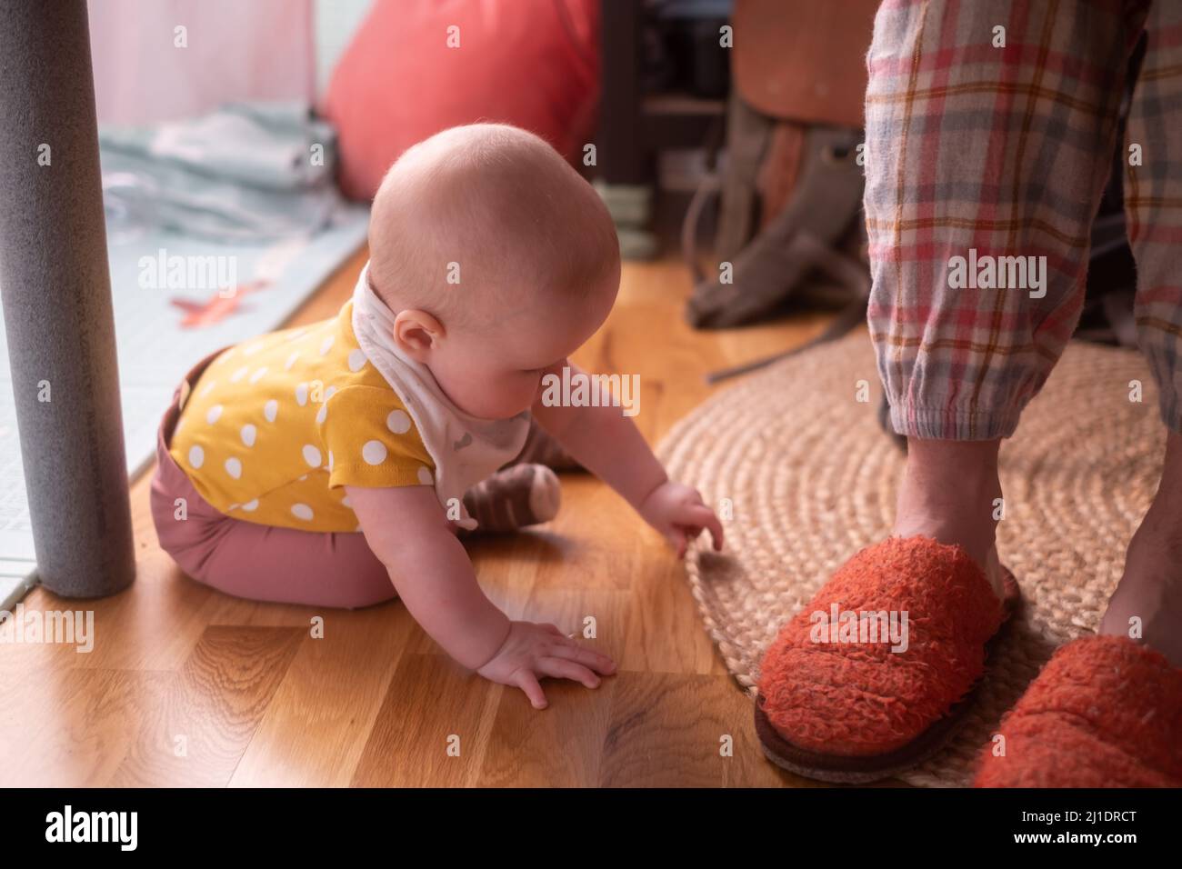 Children playing under table hi-res stock photography and images - Alamy