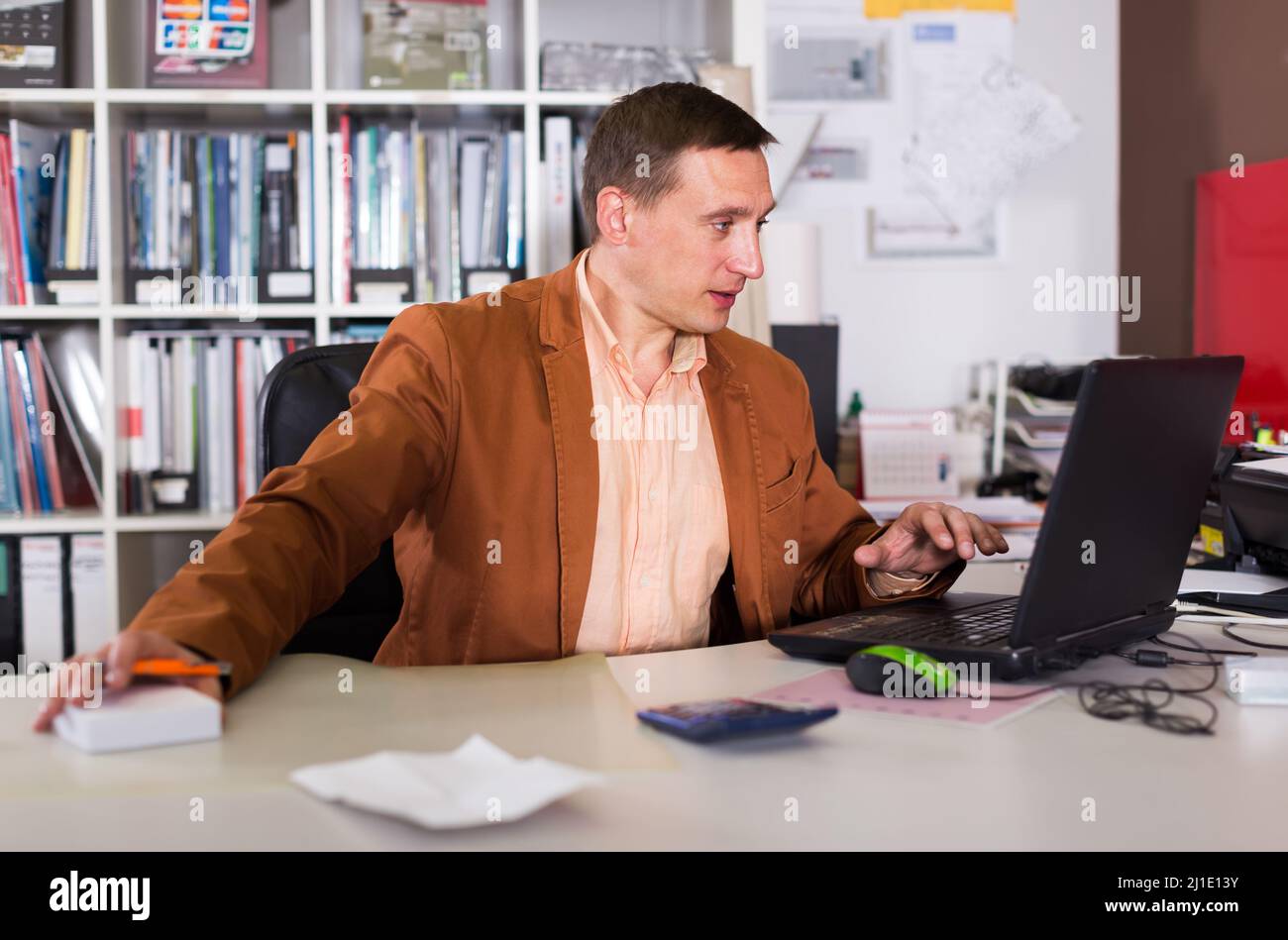 Browsing documents hi-res stock photography and images - Alamy