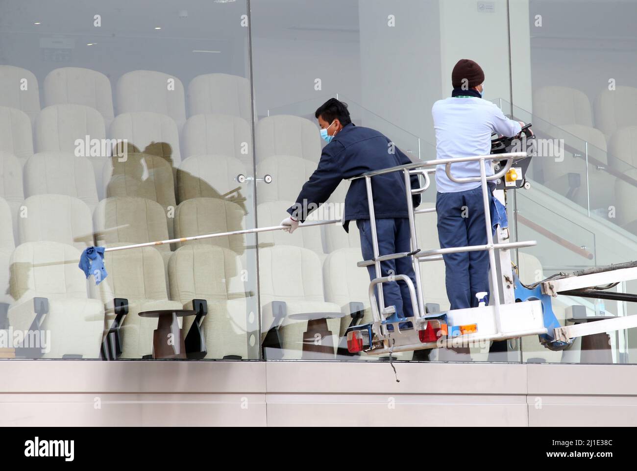 19.02.2021, Saudi Arabia, Riyadh, Riad - Building cleaners clean the ...