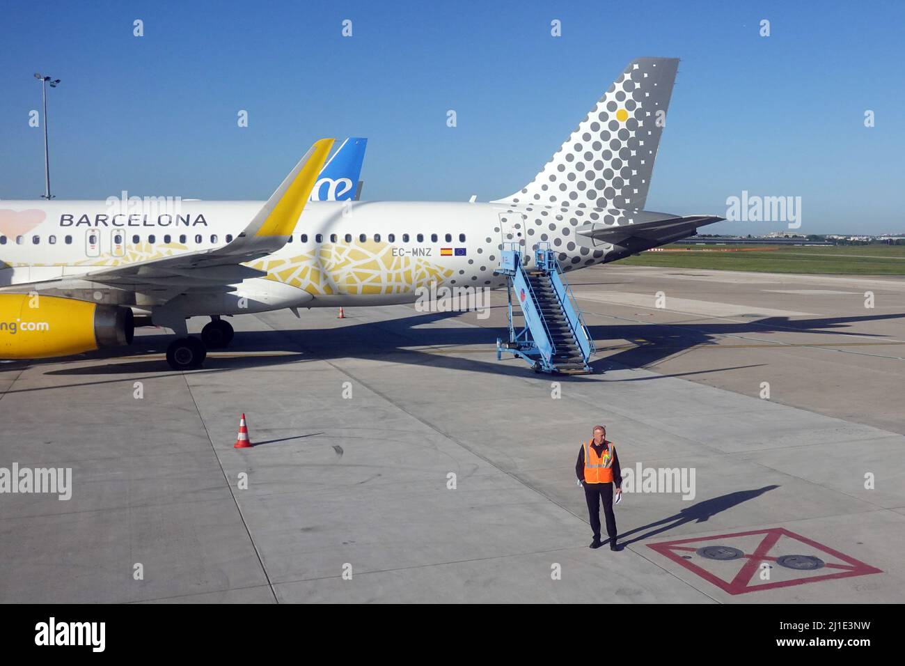 04.10.2021, France, , Paris - Airport employee standing in front of a ...