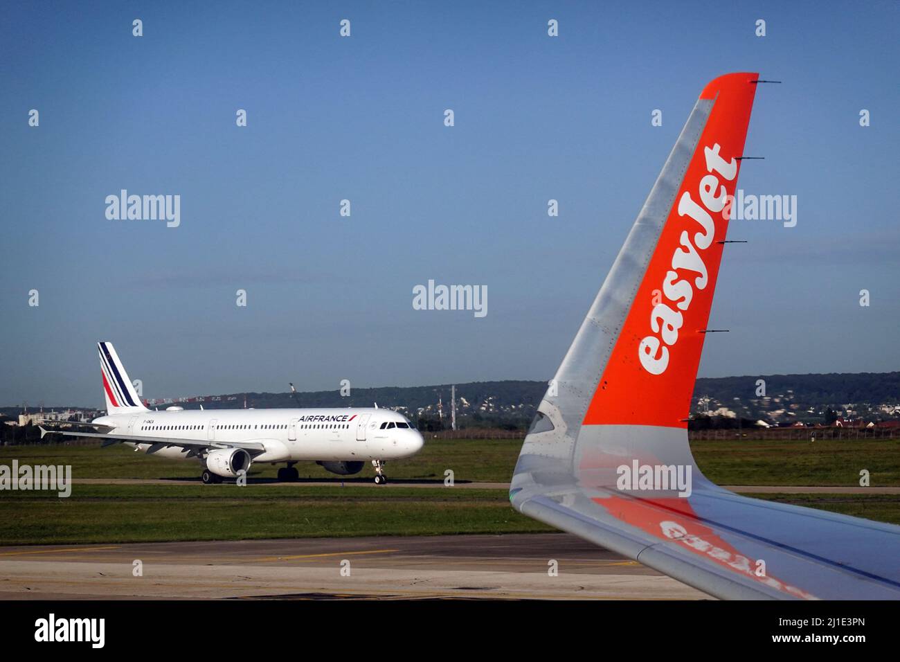 04.10.2021, France, , Paris - Air France plane and winglet with easyjet ...