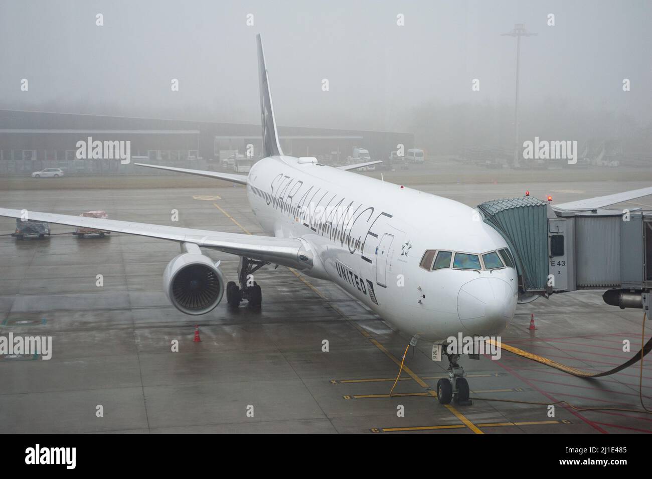 American airlines boeing 767 300 hi-res stock photography and images ...