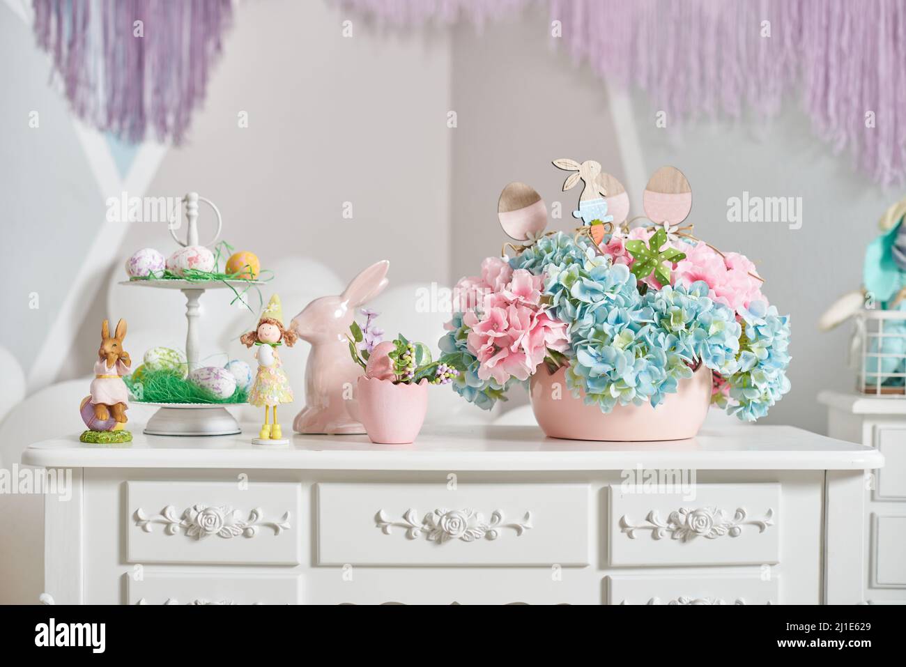 White decorative elements hi-res stock photography and images - Alamy