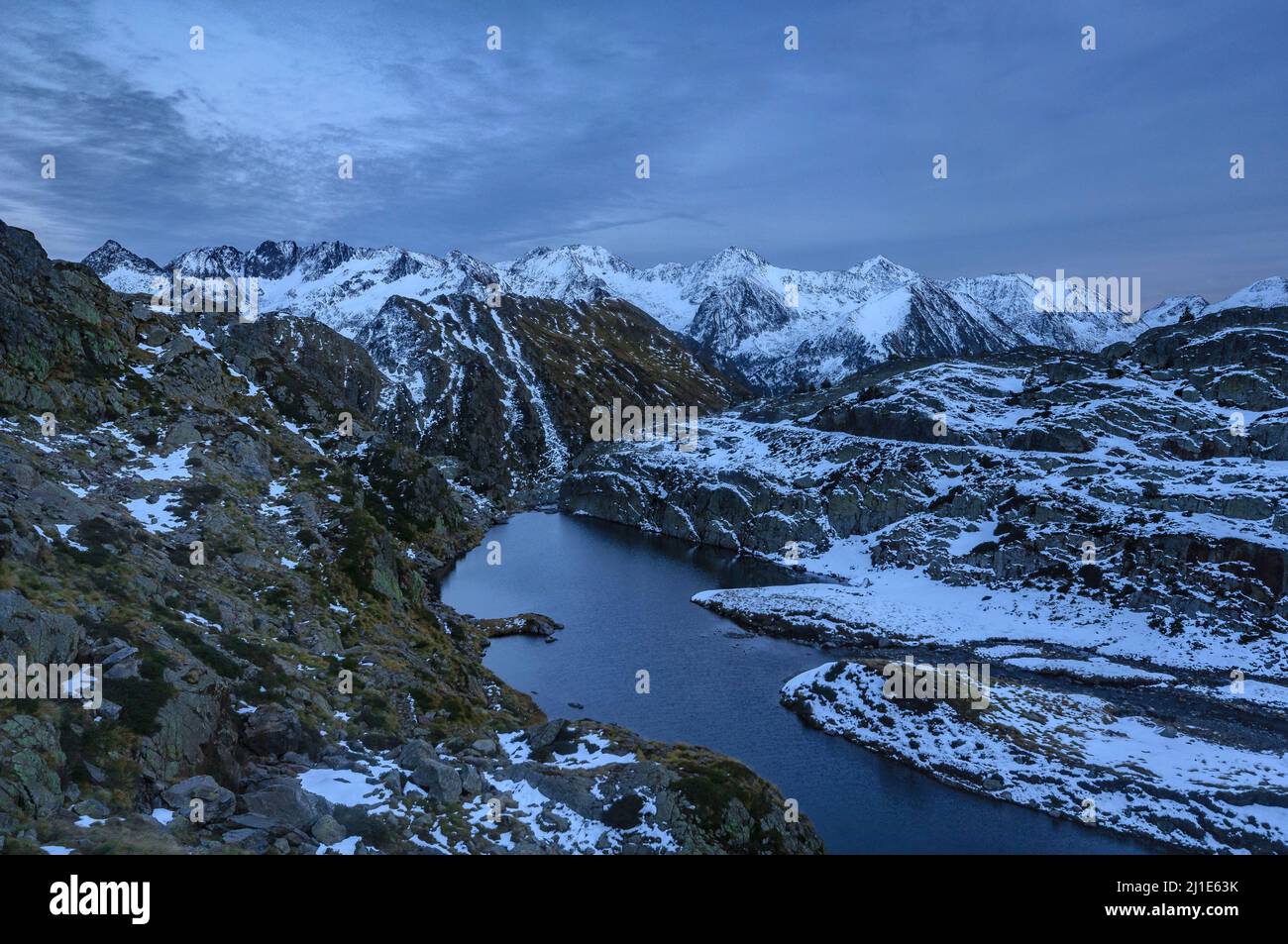 Paisaje invernal del lago hi-res stock photography and images - Alamy