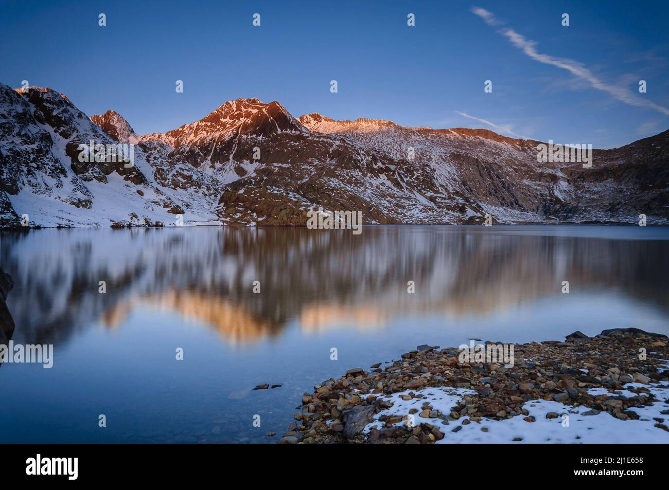 Winter sunrise at Certascan Lake (Alt Pirineu Natural Park, Catalonia ...