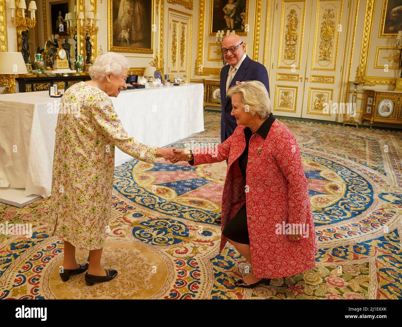 Queen Elizabeth II meets Pamela Harper (right) and Dr Peter Harper from ...