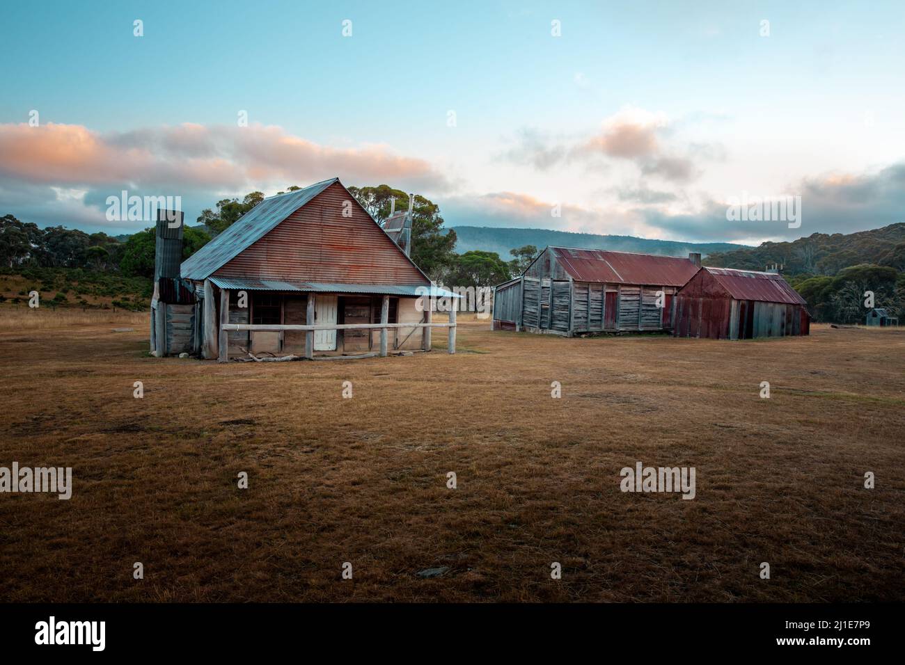 Log huts hi-res stock photography and images - Alamy