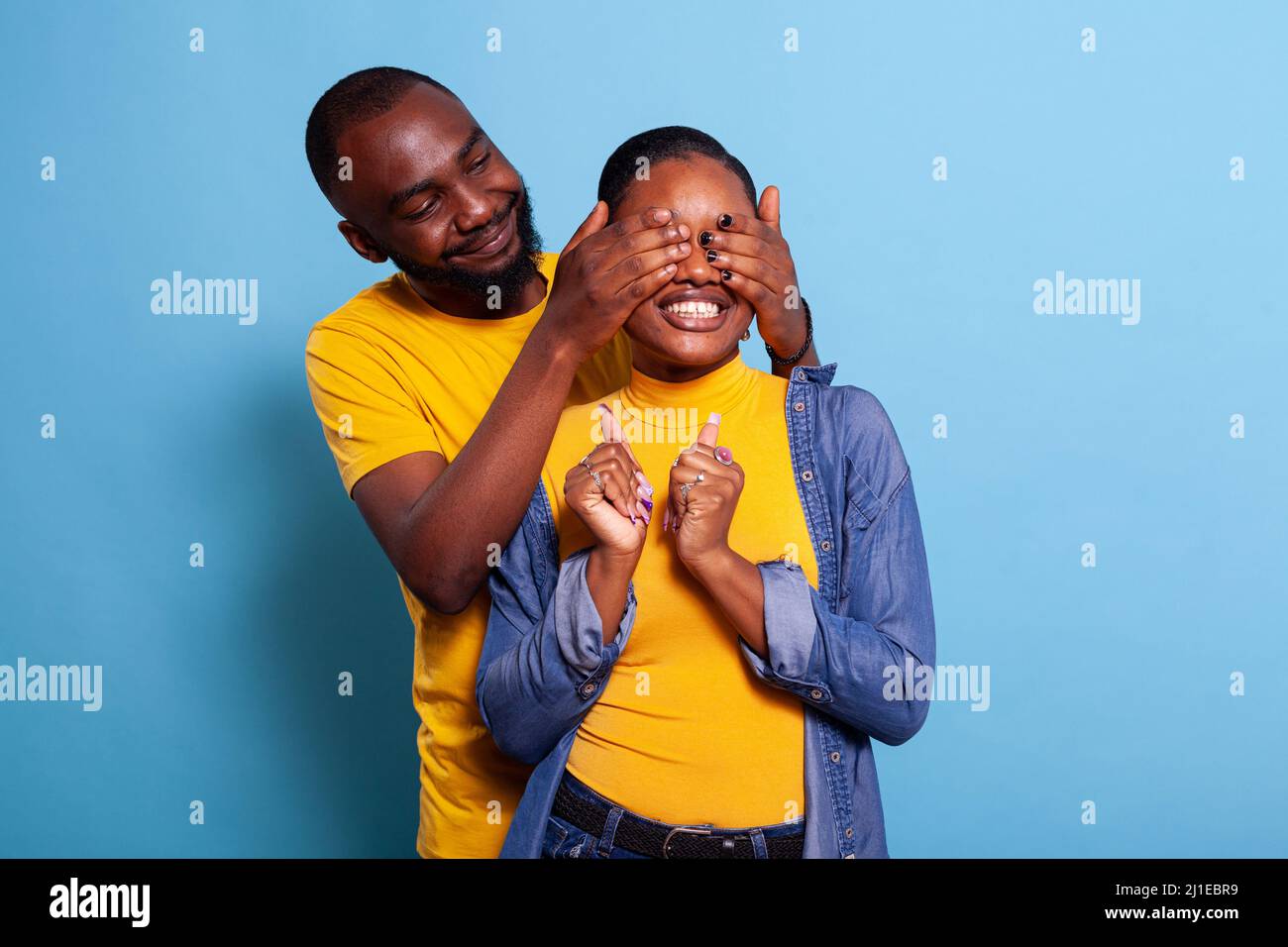 Boyfriend covering eyes girlfriend hi-res stock photography and images ...