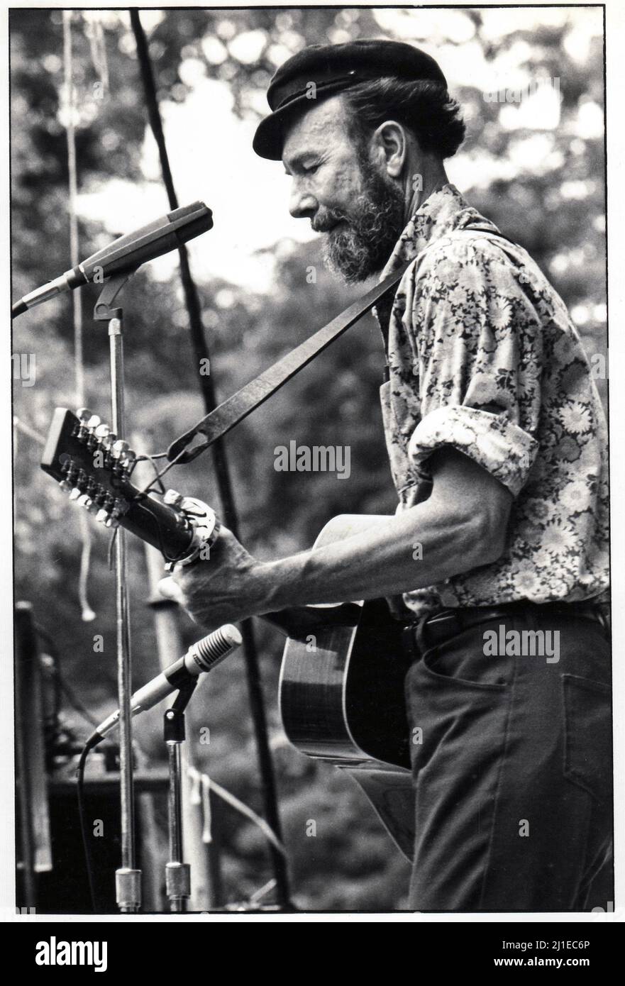 Folk singer and social activist Pete Seeger performing at the bandshell ...