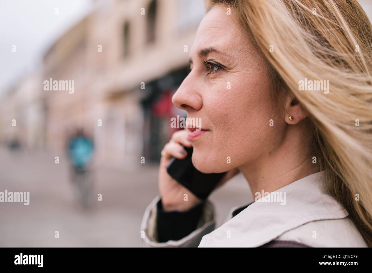 Woman talking up close on her phone Stock Photo - Alamy