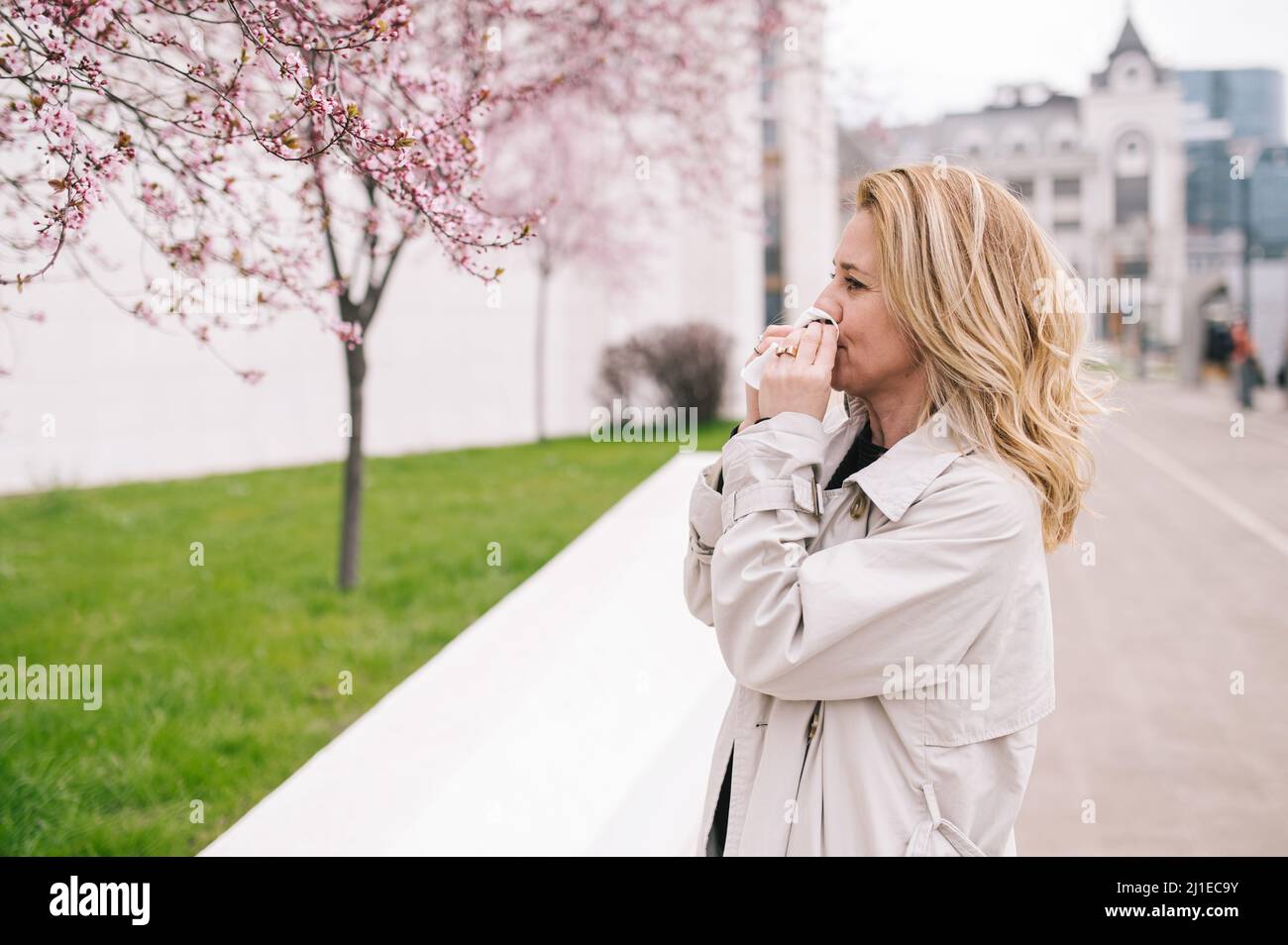 Pollen allergy woman hi-res stock photography and images - Alamy
