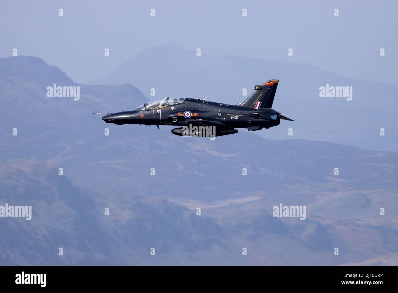 ZK017 British Aerospace Hawk T2 Low level flying in The Mach Loop LFA7 ...