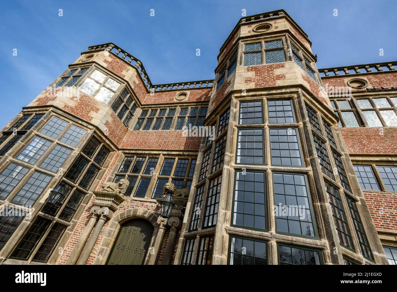 Fountain in tatton park hi-res stock photography and images - Alamy