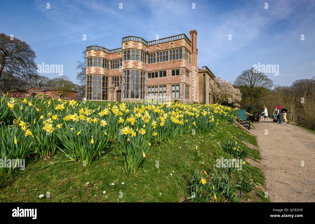 Fountain in tatton park hi-res stock photography and images - Alamy
