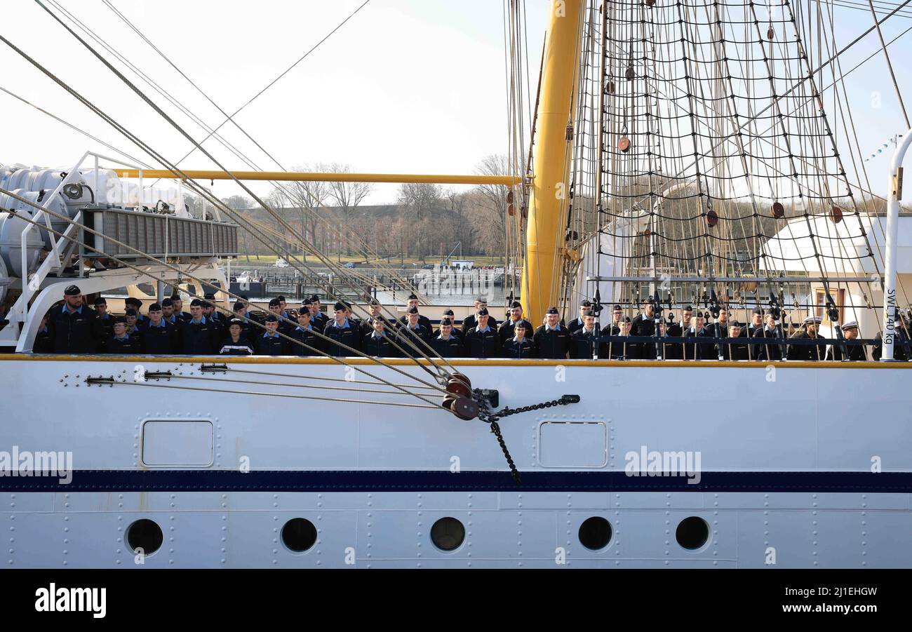 Kiel, Germany. 25th Mar, 2022. The crew of the sail training ship ...