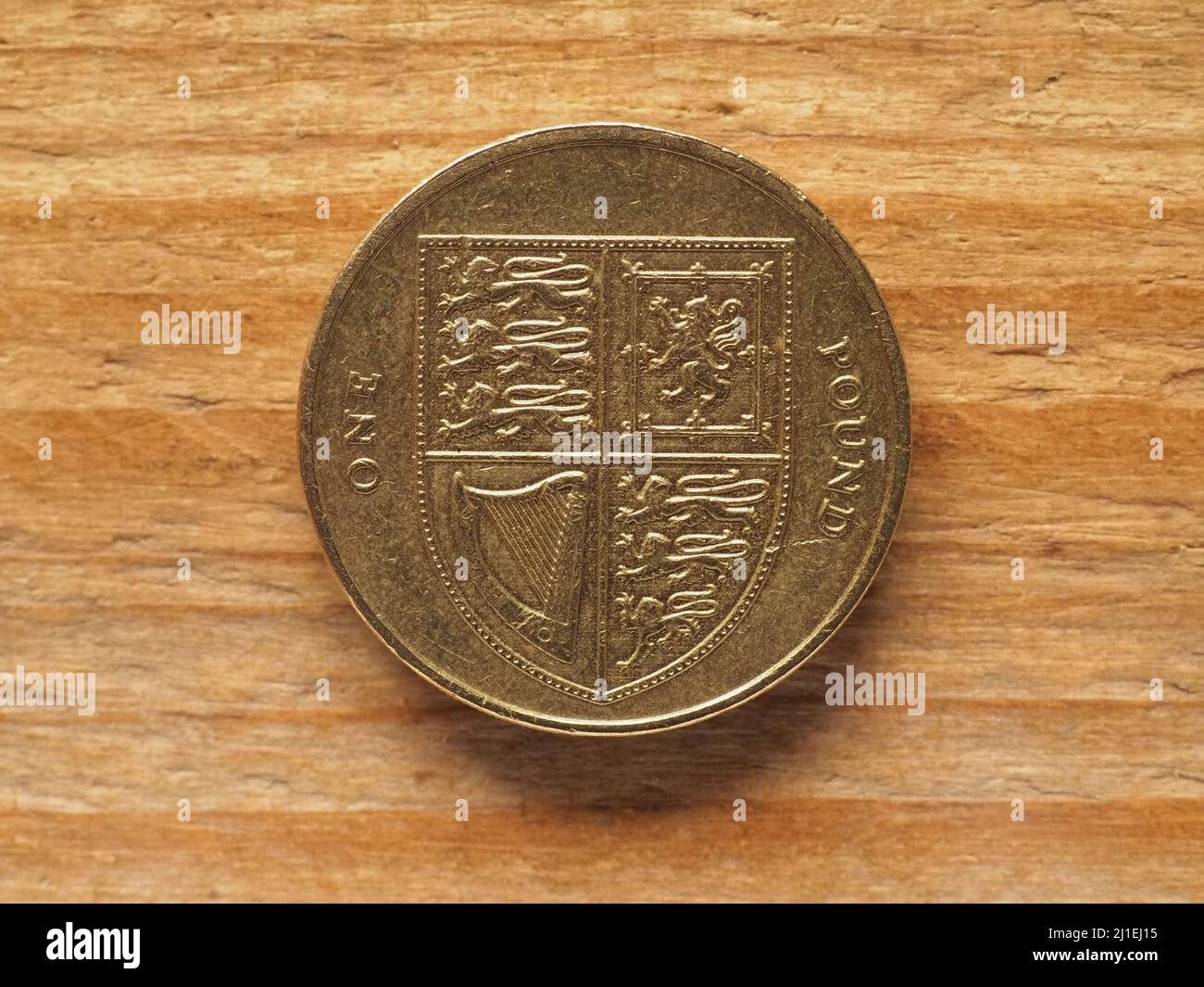 one pound coin reverse side showing shield of the royal arms ...