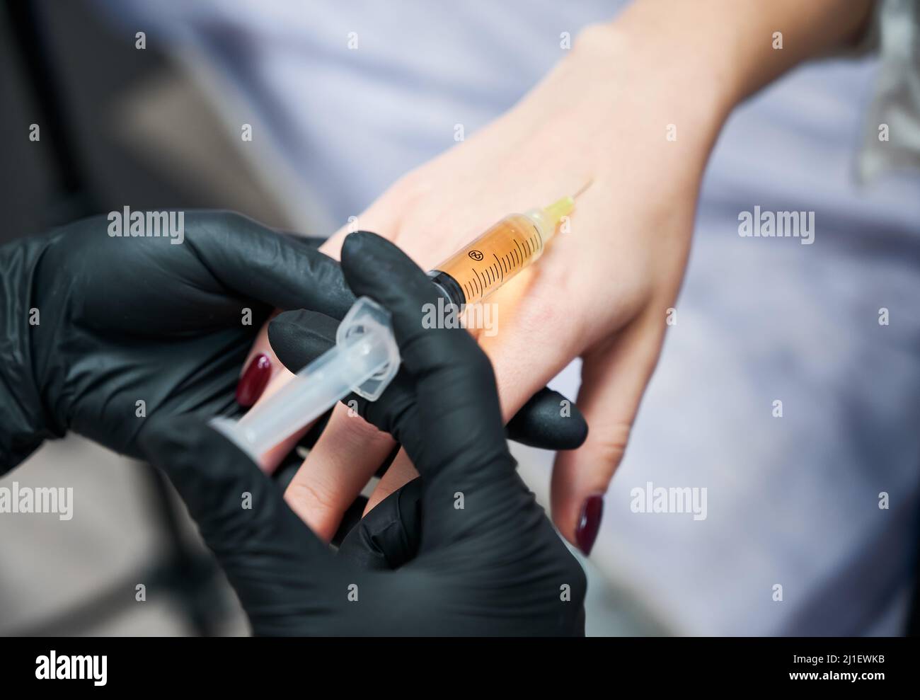 Injection hand hi-res stock photography and images - Alamy