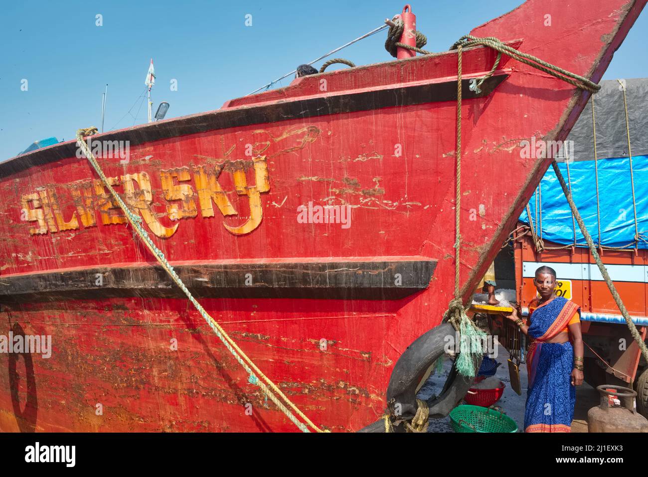 Female porter india hi-res stock photography and images - Alamy
