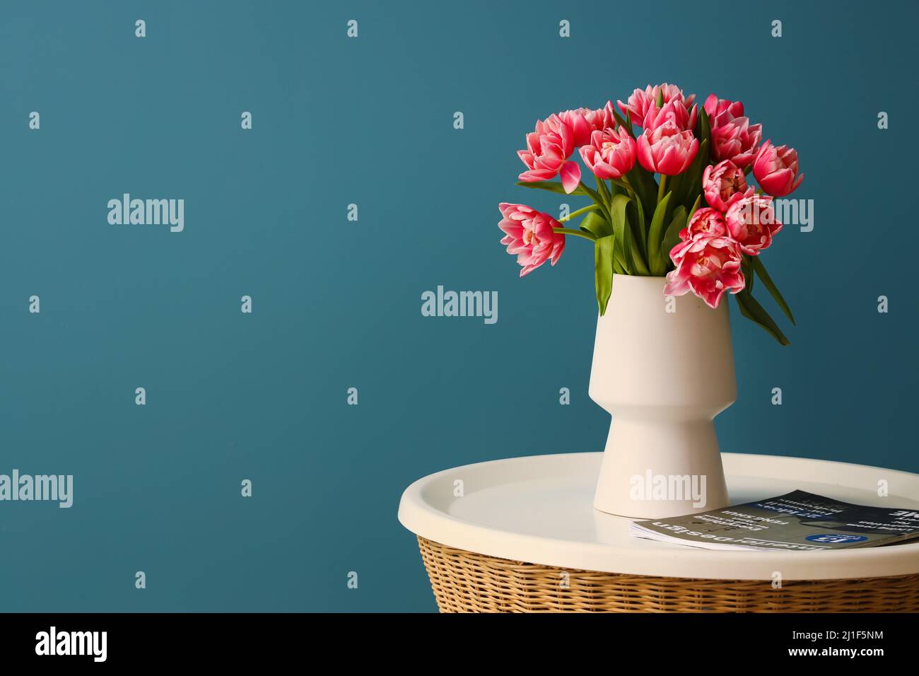 Vase floral decor magazine hi-res stock photography and images - Alamy