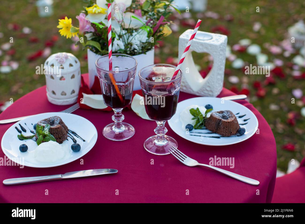 Beautiful table setting romantic hi-res stock photography and images ...
