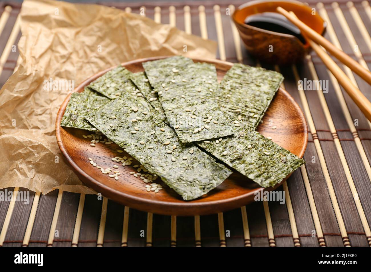 Plate natural seaweed sheets hi-res stock photography and images - Alamy