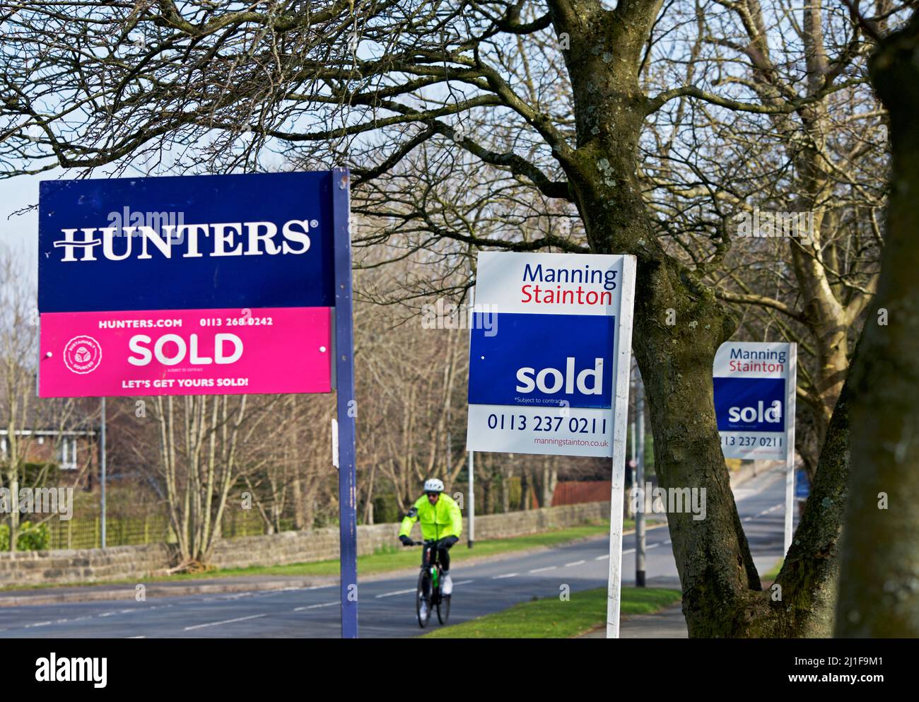 For sale signs uk property street hi-res stock photography and images ...