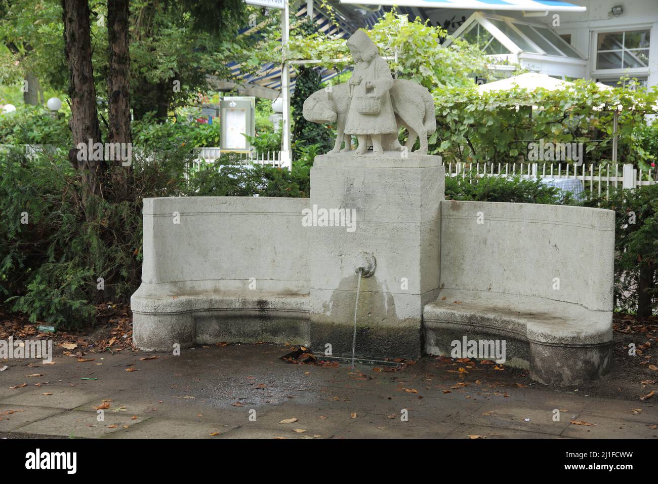 Little red riding hood characters hi-res stock photography and images ...
