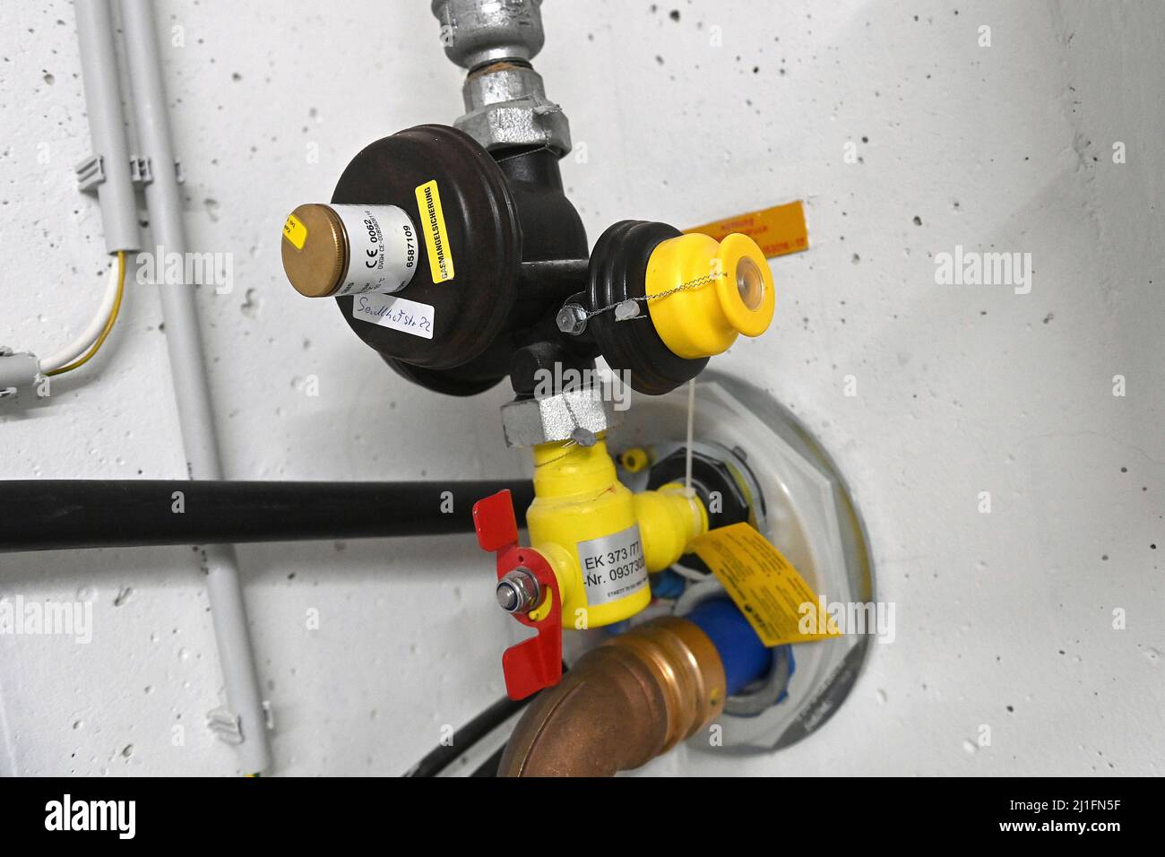 Gas connection with gas shortage protection in the basement of a ...