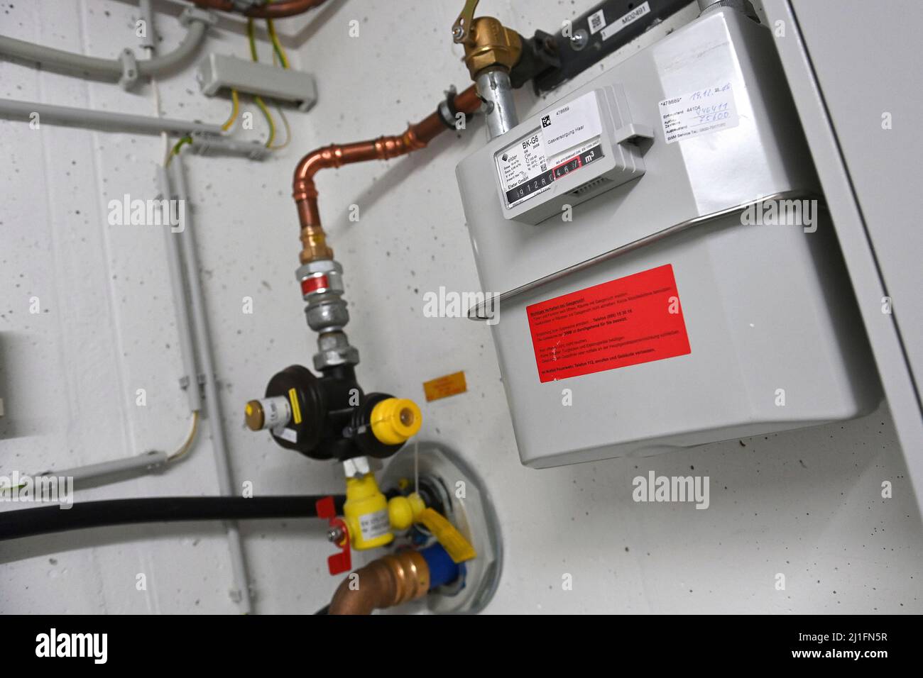 Gas connection with gas shortage protection and gas meter in the ...