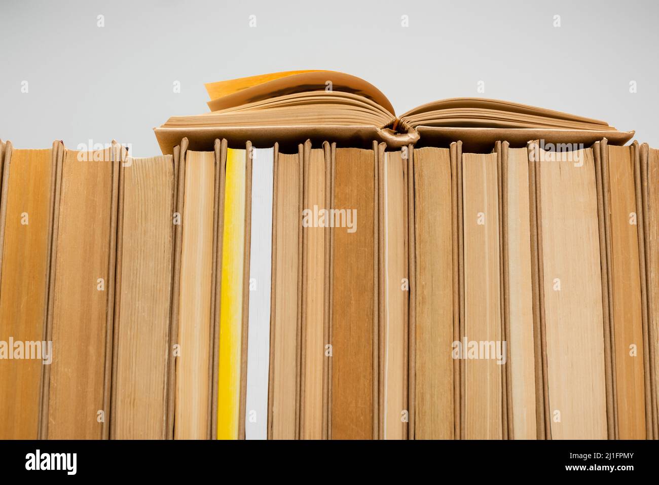 Row of textbooks hi-res stock photography and images - Alamy