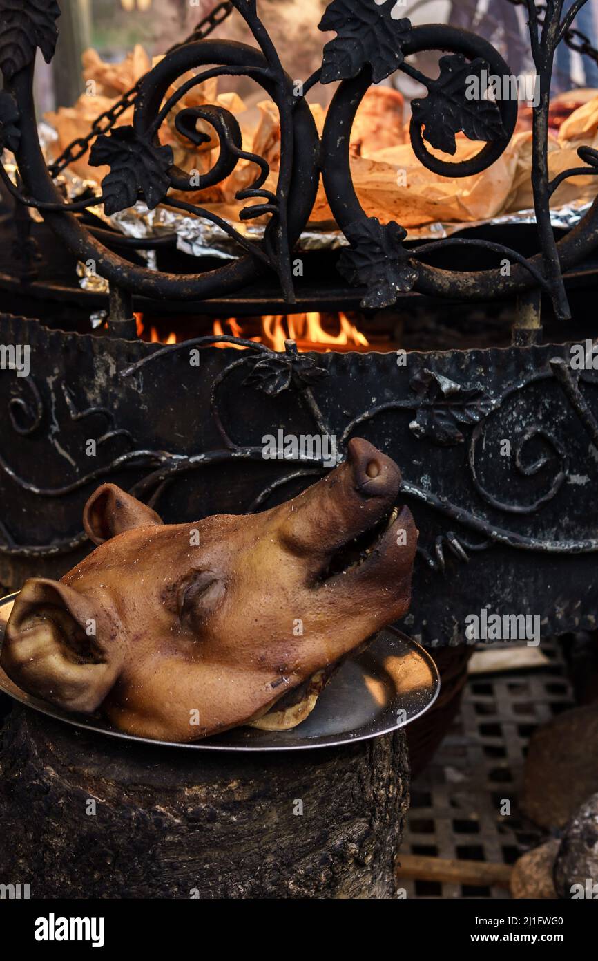 Smoked pig head on the street market Stock Photo - Alamy