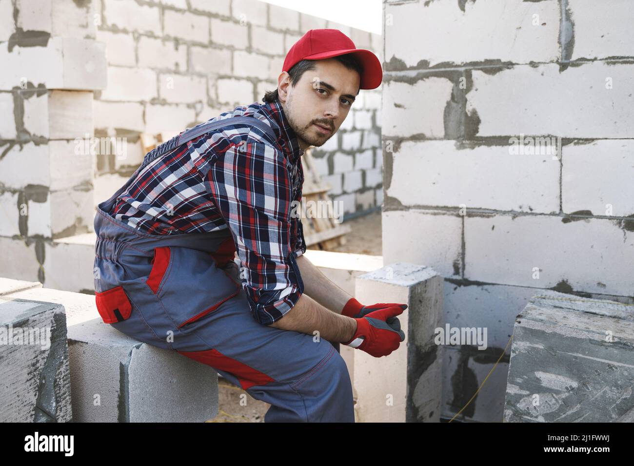 Professional bricklayer man at the construction site Stock Photo - Alamy